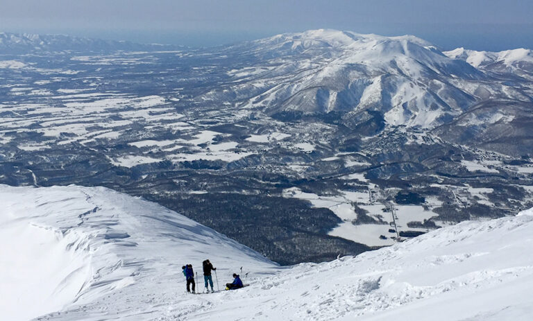 POWDER SNOW HOKKAIDO - Japanese skiing & snowboarding destinations.